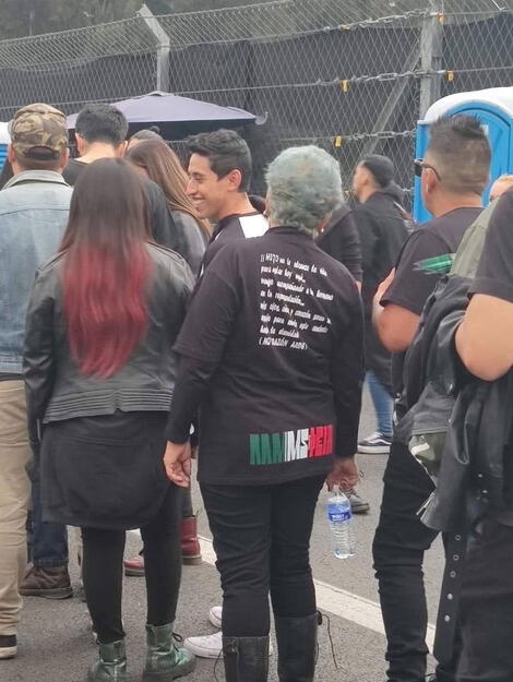 Twitter foto viral: madre asiste a un concierto de rock para honrar a ... Twitter foto viral: madre asiste a un concierto de rock para honrar a ...