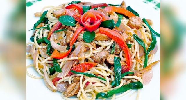 Tallarín saltado con pollo | El Popular