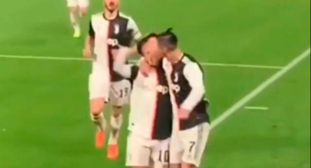 Cristiano Ronaldo Y Paulo Dybala Se Dan Un “beso” En Pleno Partido De