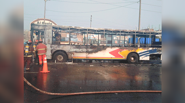 Los Olivos: bus anconero se incendio en plena av Alfredo Mendiola a ...