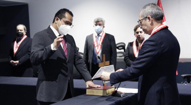 El titular de la Junta Nacional de Justicia tomó juramento a Roberto ...